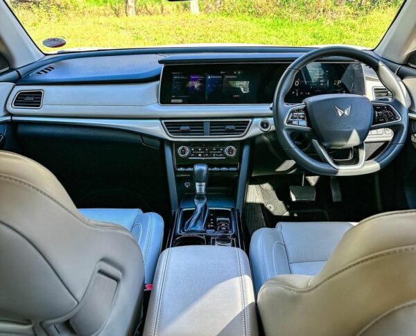 Driven: Mahindra’s new XUV 700 AX7 L pleasantly surprises - Khulekani ...